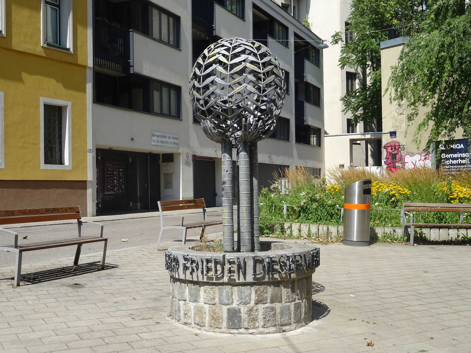 Wien - Kunstwerk "Der Frieden dieser Welt liegt in unser aller Hände"