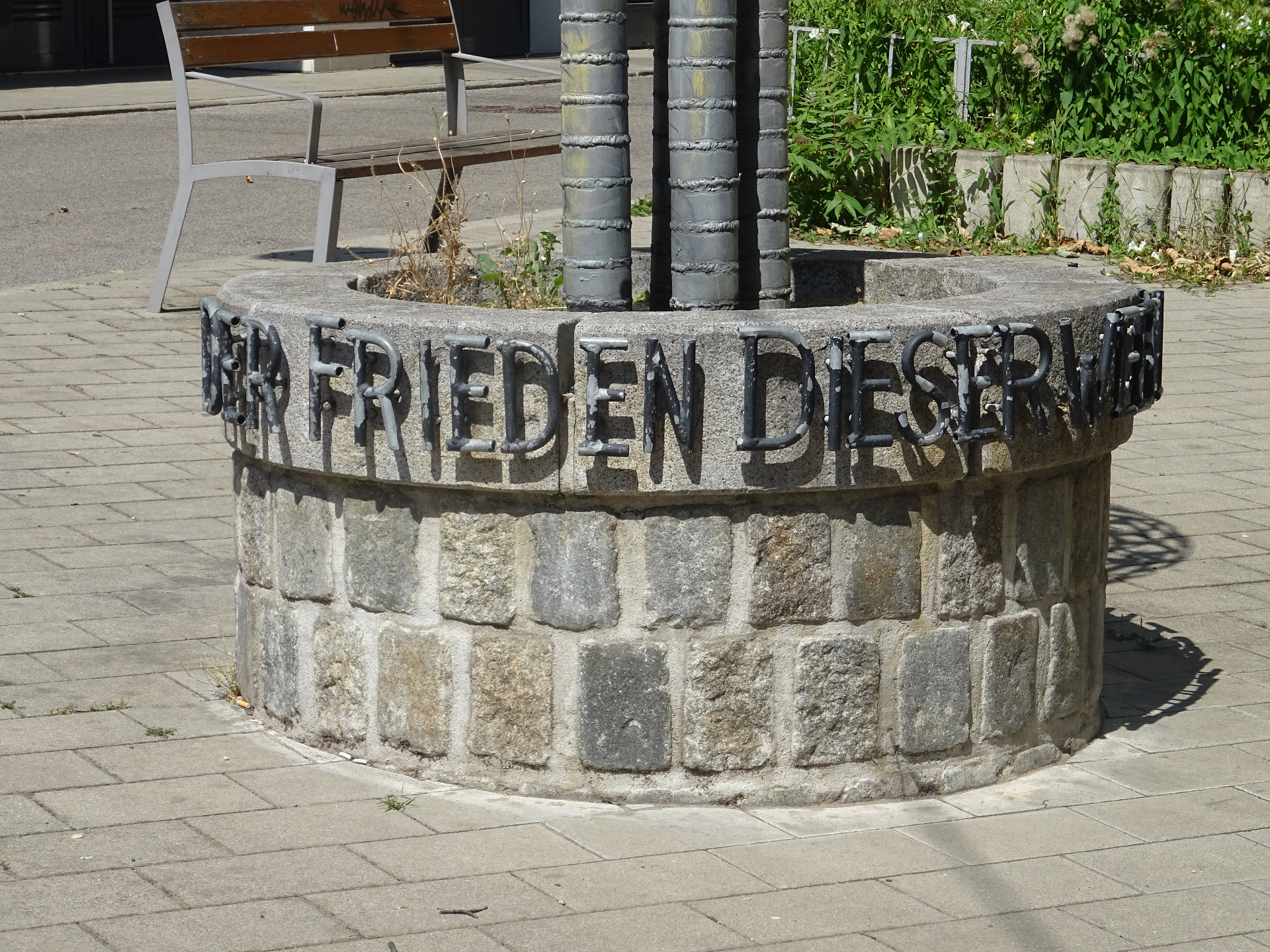 Wien - Kunstwerk "Der Frieden dieser Welt liegt in unser aller Hände"